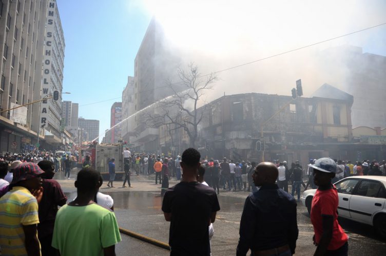 Pictures: Looters brave inferno, firefighters in Joburg CBD | The Citizen