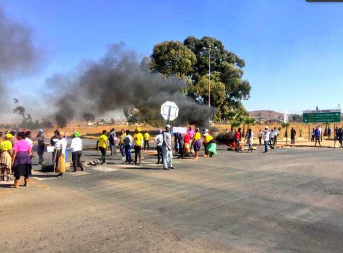Motorists advised to avoid Golden Highway following Vlakfontein protest ...