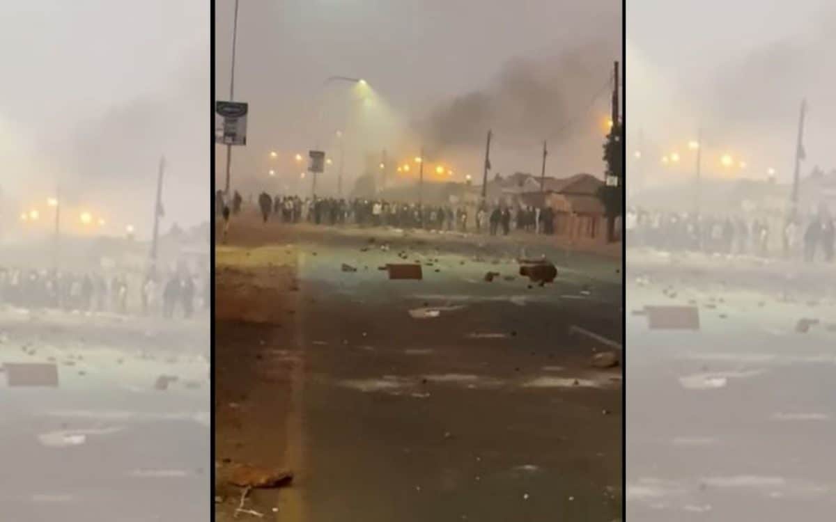 Riots shutdown Middleburg until Municipal Manager resigns