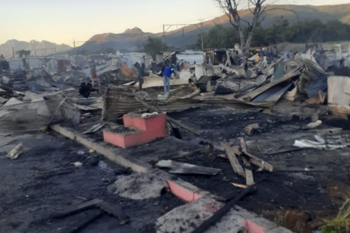 400 left homeless after fire rips through Paarl informal settlement