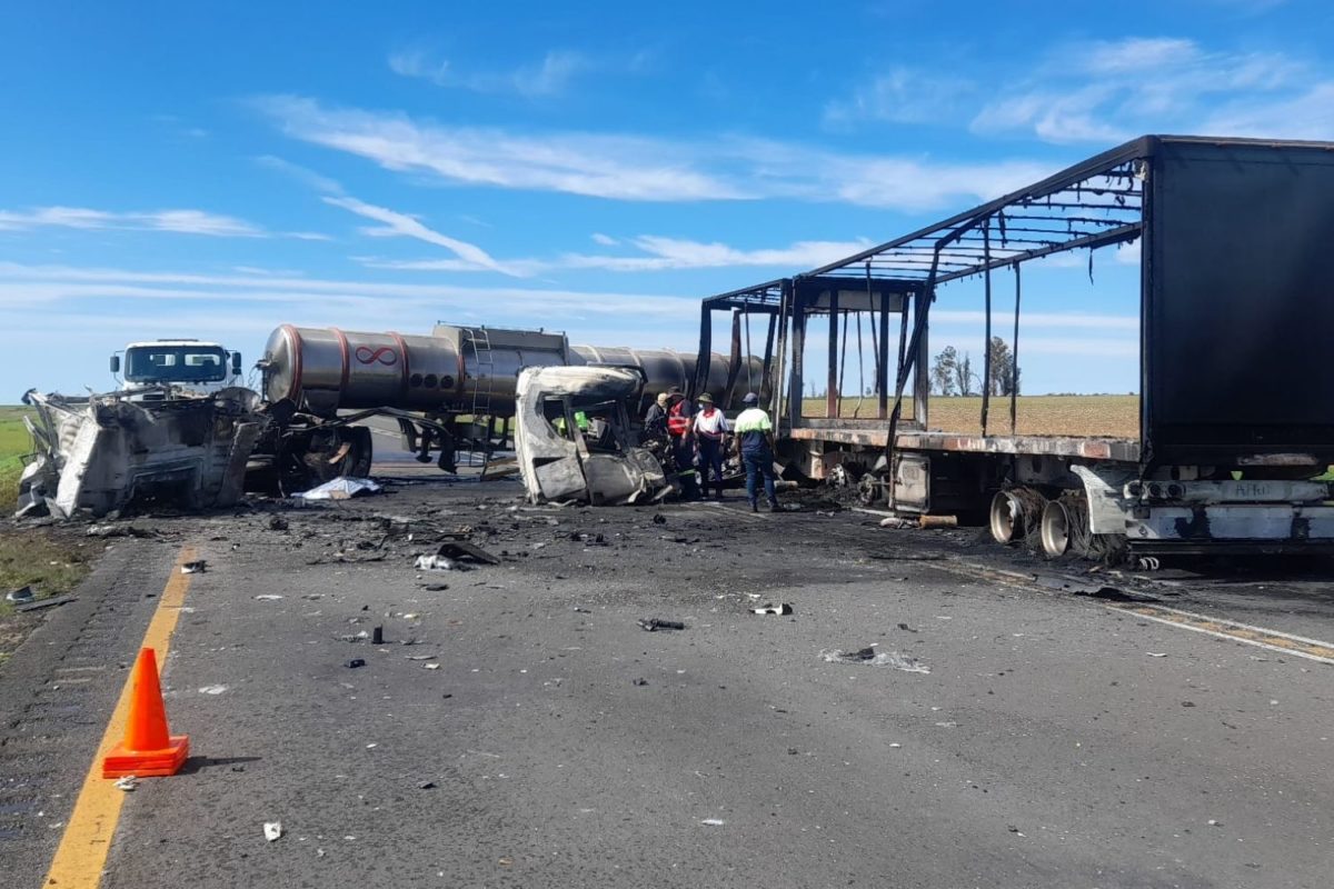 N1 closed in Free State after trucks collide, driver burnt to death