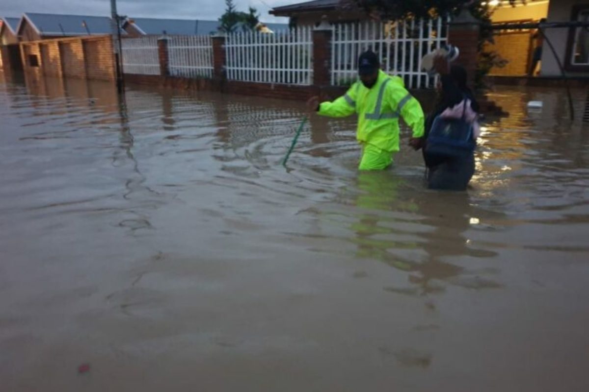 WATCH: Rescue teams save residents stranded in Ladysmith floods