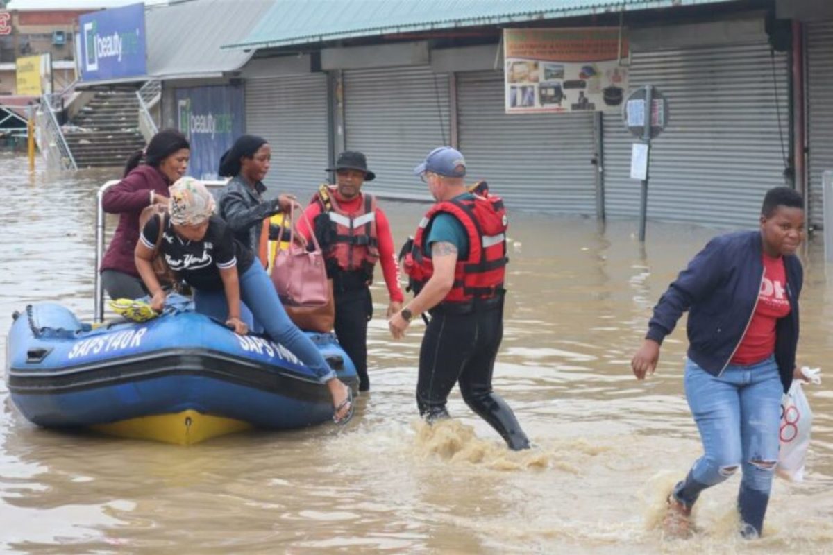 WATCH: Rescue teams save residents stranded in Ladysmith floods