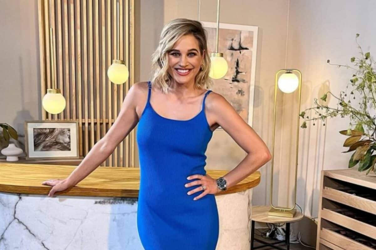 Minki exercises on set 'cause that’s how supermodels roll