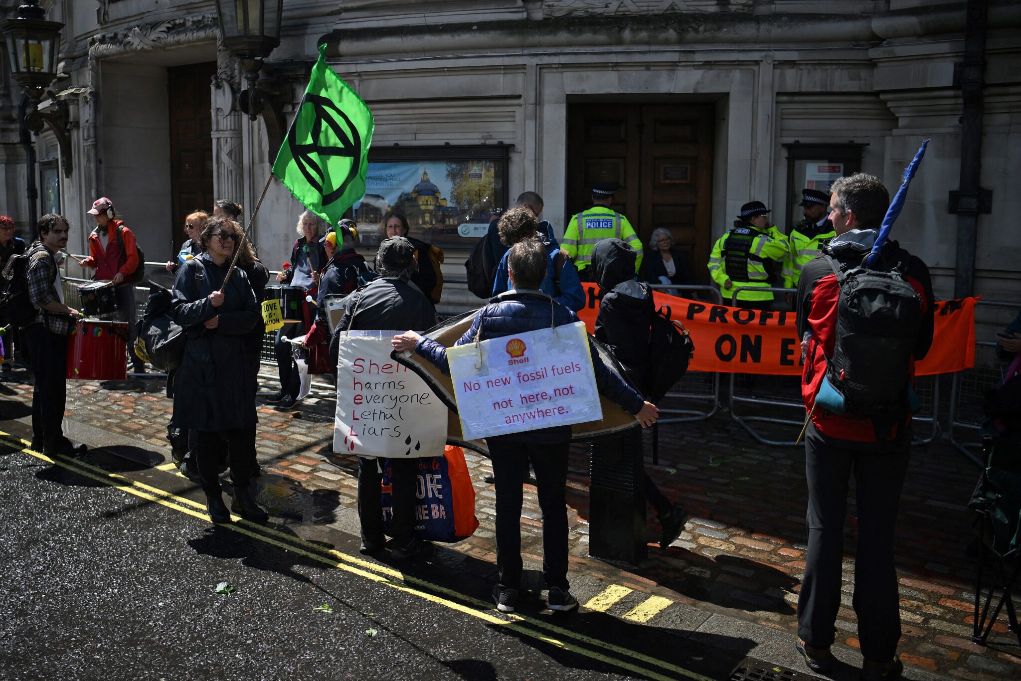 Environmental protesters force suspension of Shell AGM