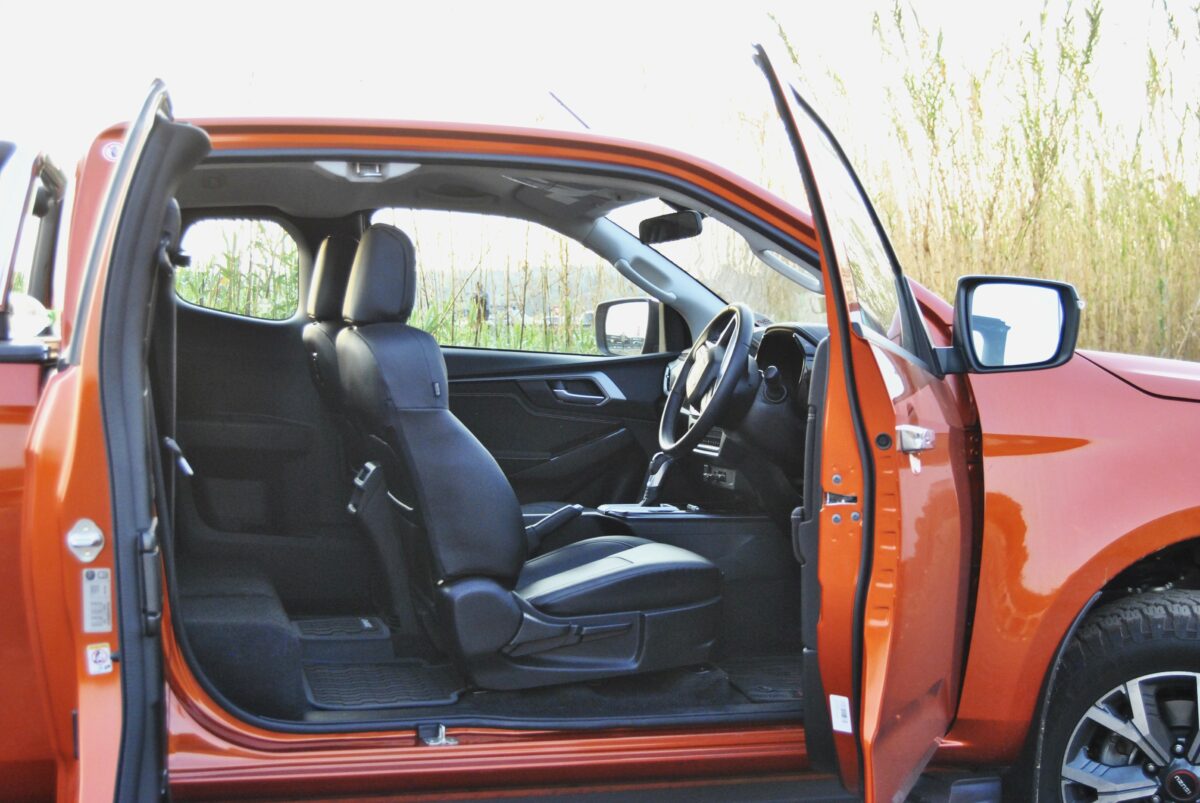 New Isuzu D-Max Extended Cab unwilling to relinquish it's 'cab-and-a ...