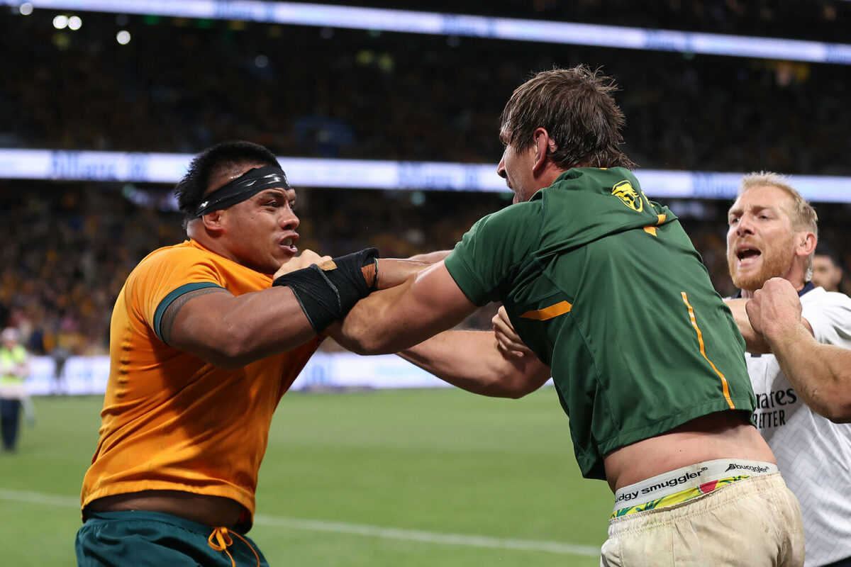 Watch: Etzebeth and Boks share a beer with Wallabies after Sydney battle