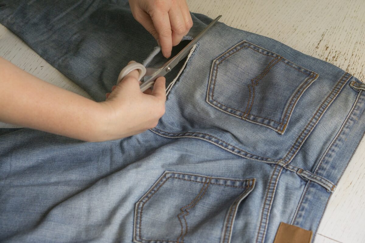 Daily hacks: How to upcycle old jeans into trendy accessories