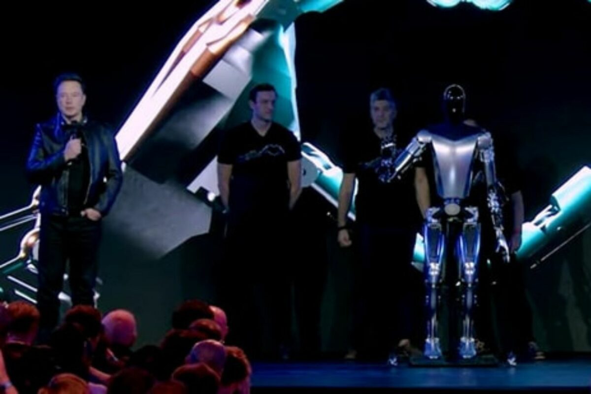 Tesla robot “Optimus” waves as Musk plans to make millions