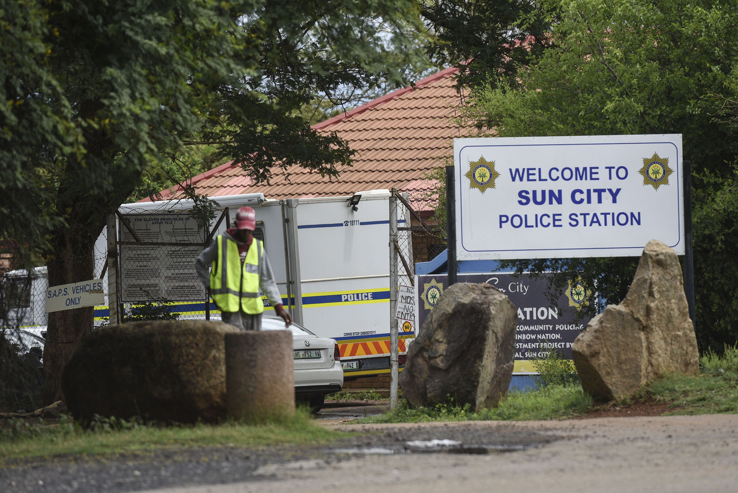 Sun City police station - where nothing works, everything is broken