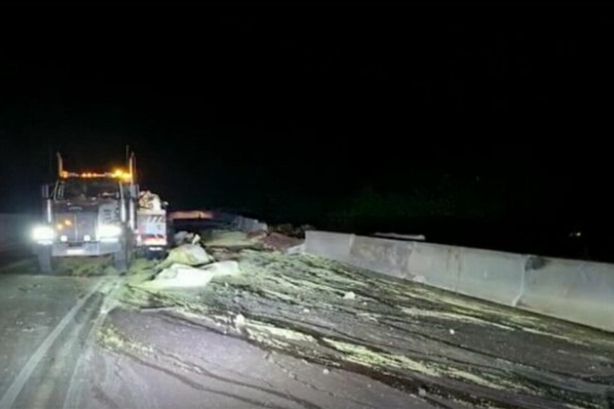 Another truck transporting sulphuric acid crashes at Kranspoort Pass
