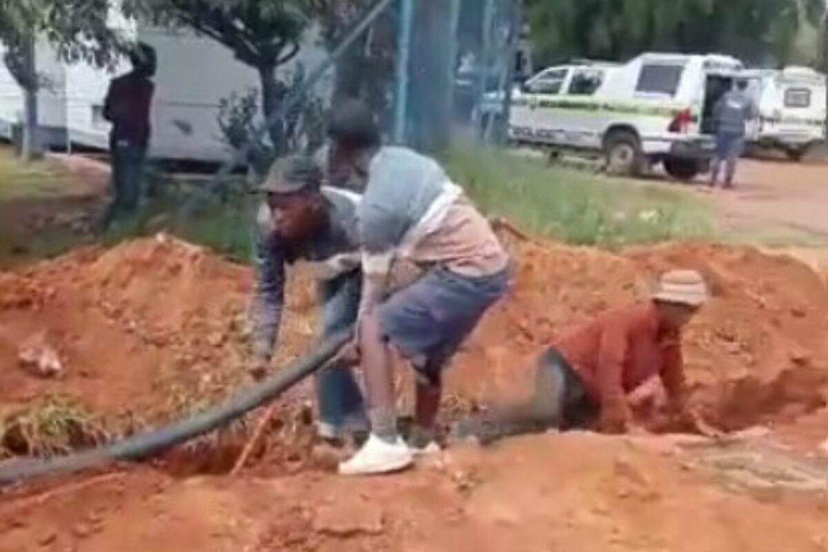 Community steal copper cables in front of police station