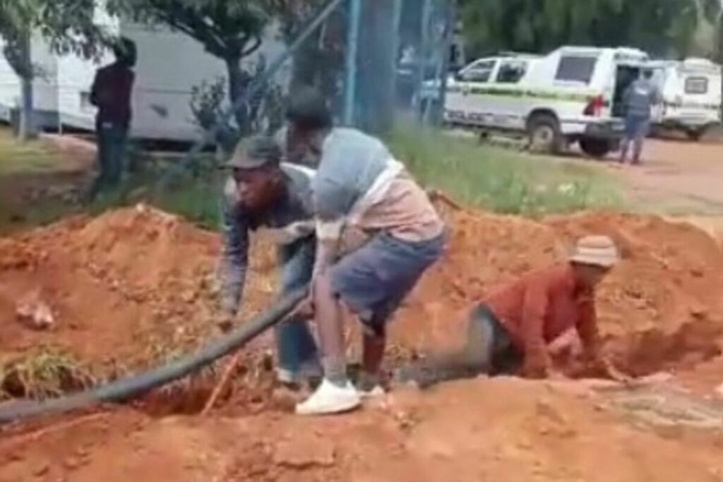 Police disciplined after cables stolen in front of police station