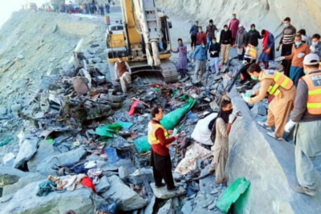 40 killed in southwest Pakistan bus crash | The Citizen
