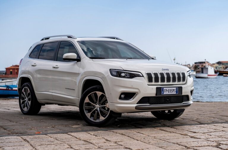 Next Jeep Cherokee makes debut spy shot appearance