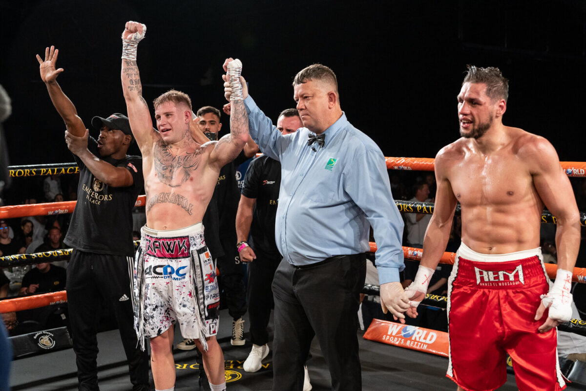 'Razor' Knapp beats Mousaoui by unanimous decision