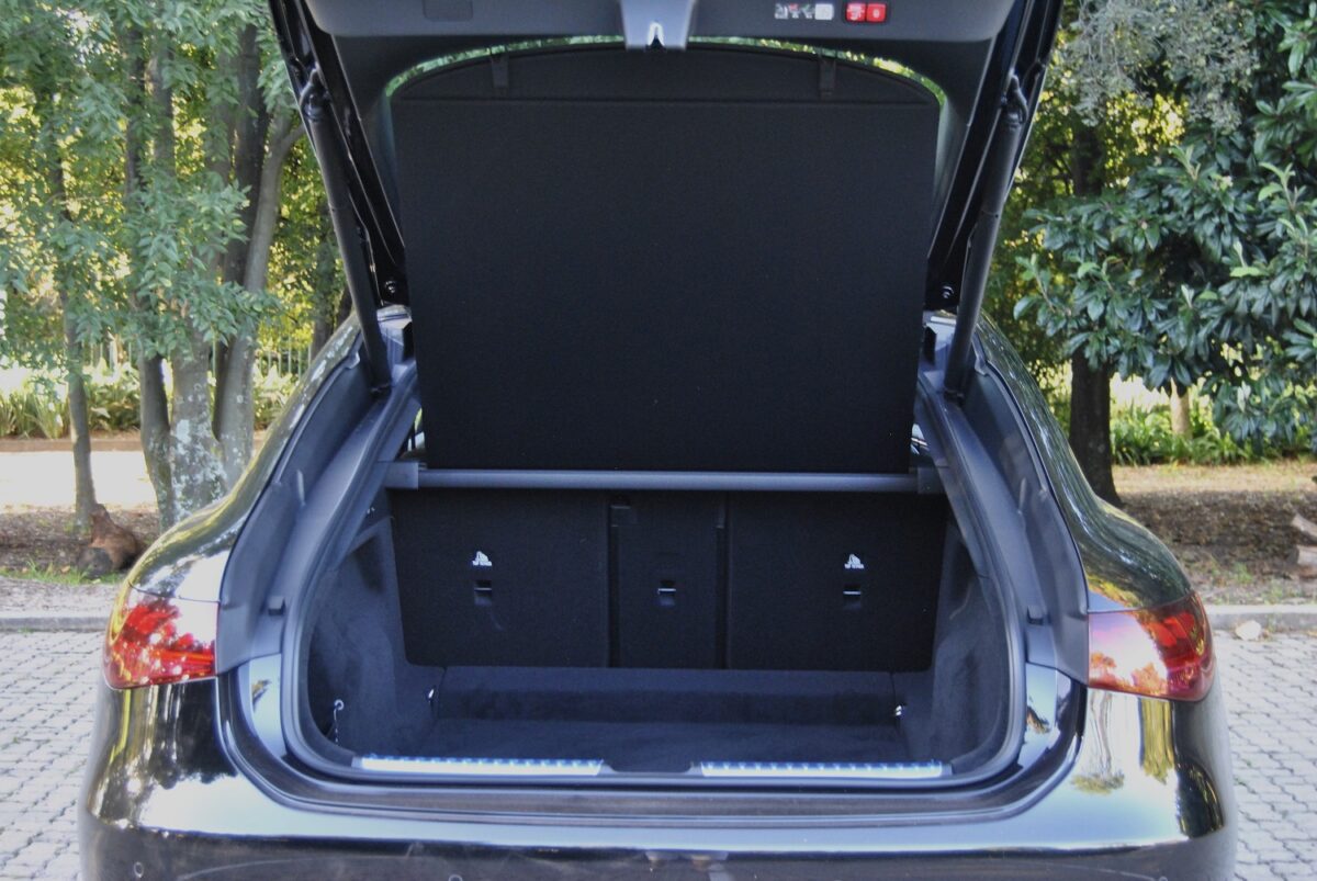 Base Mercedes-Benz EQS a pleasant shock in more ways than one