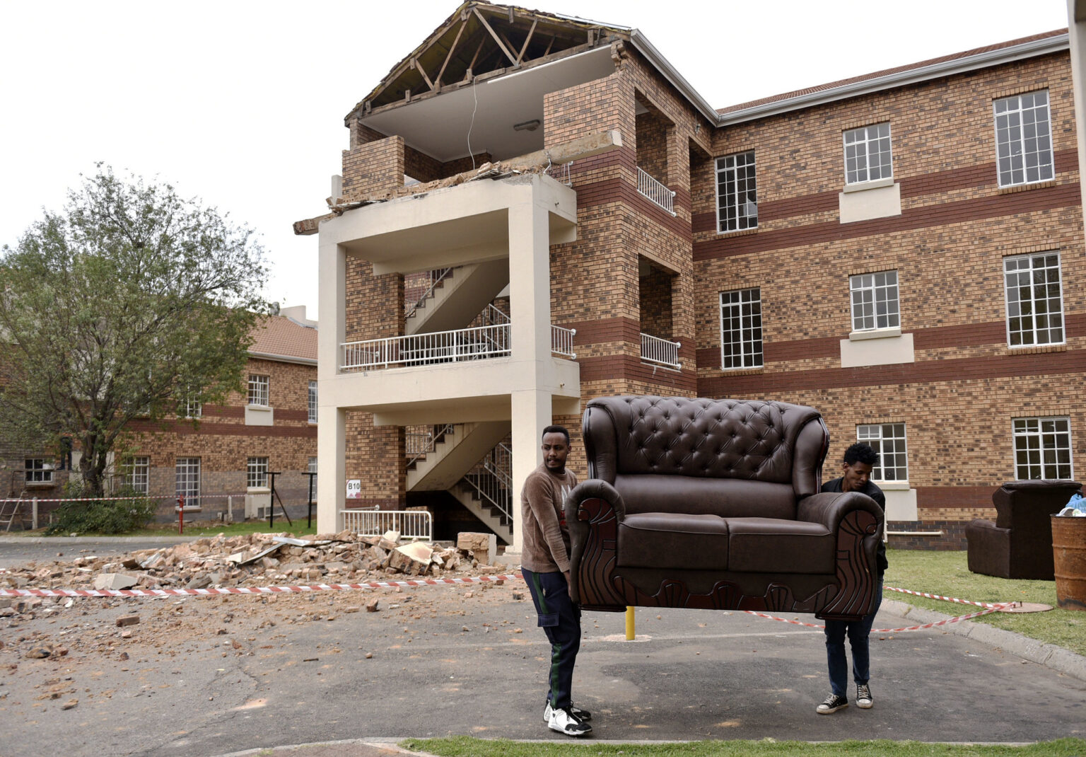Residents of 'hardest hit' building salvage belongings following Joburg ...