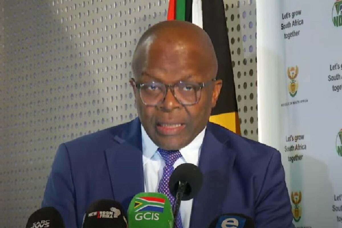 Minister Gungubele announces dates for analogue switch-off