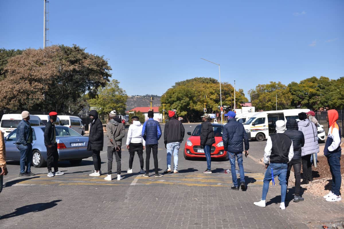 Protesting TUT students shut down campus | The Citizen