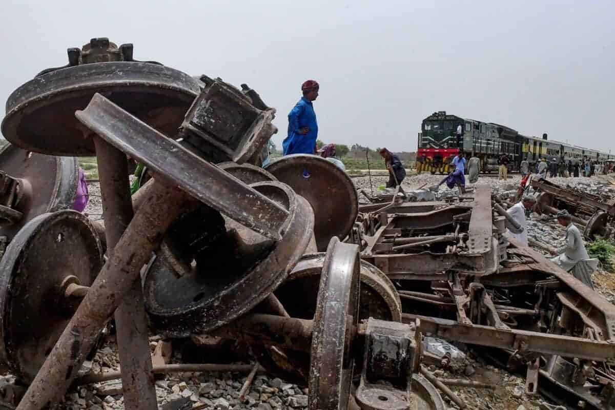 Investigators scour wreckage after deadly Pakistan train crash | The ...
