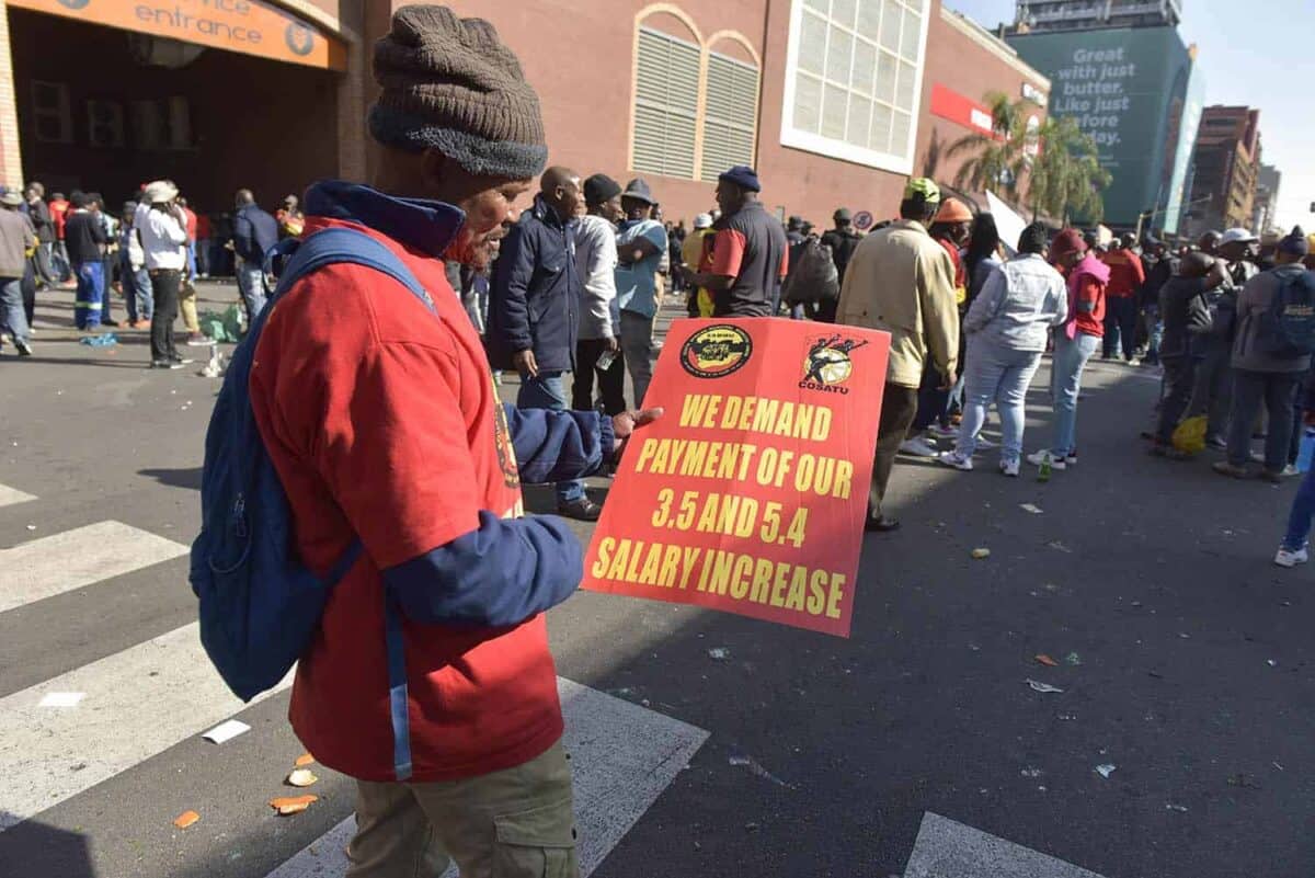 Workers continue strike despite Samwu's memorandum to return to work ...
