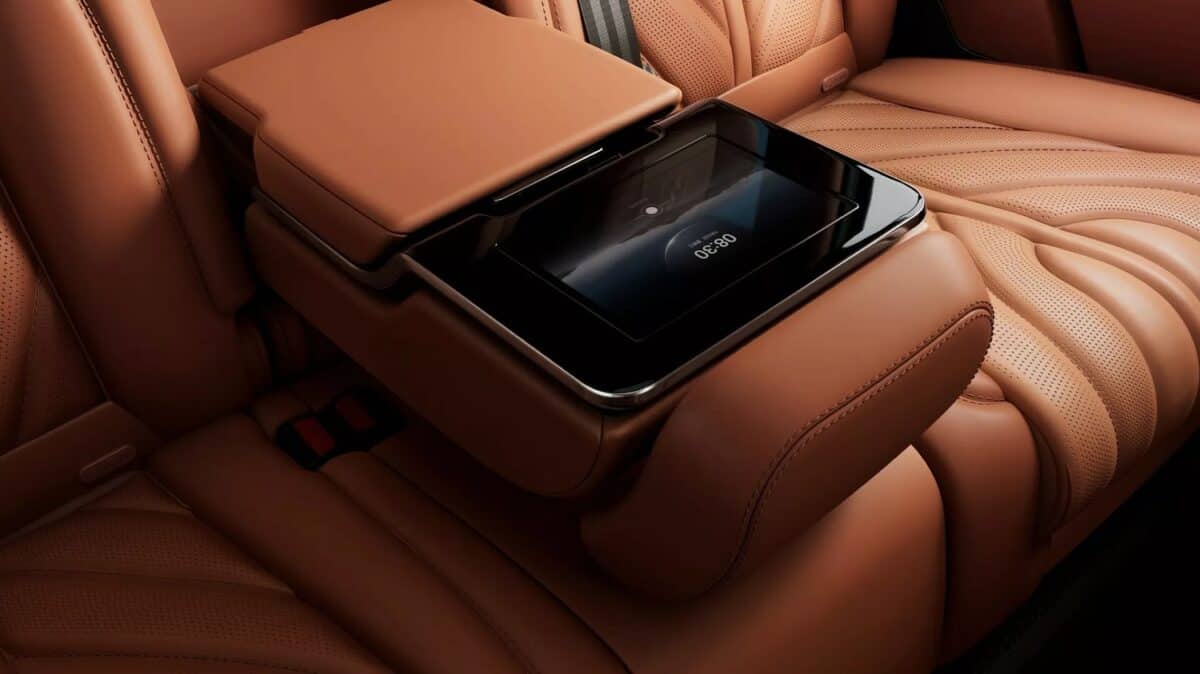 WATCH: BYD's Yangwang U8 revealed as an 883 kW swimming SUV