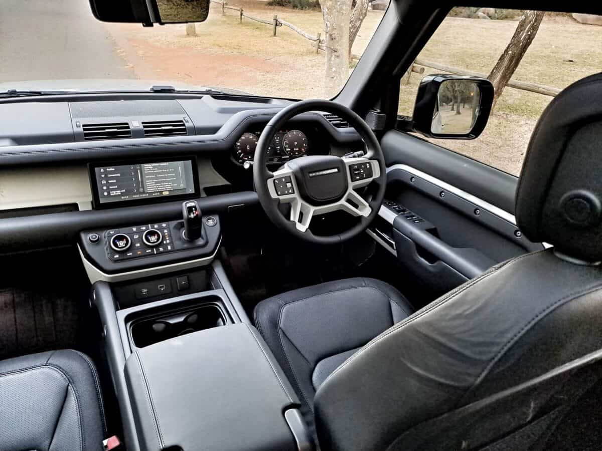 Plug-in hybrid Defender: Electric motor and petrol mill happily married ...