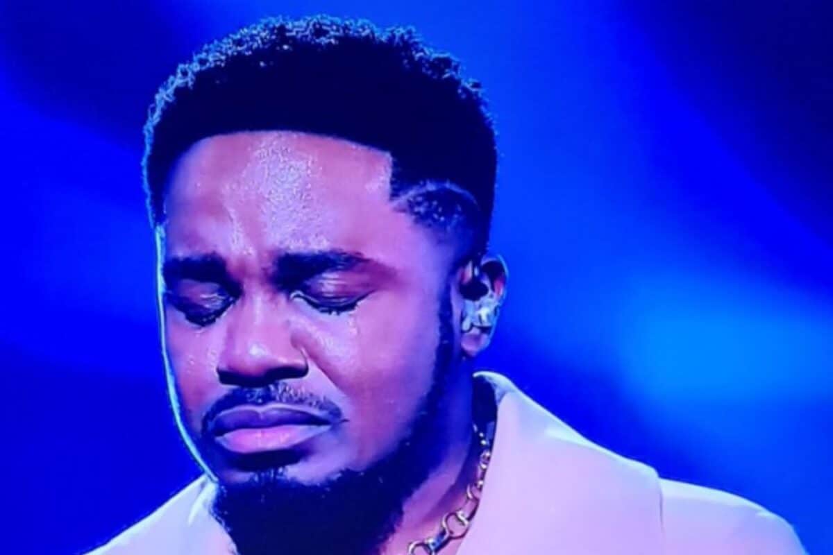 Somizi gives Thabo his flowers on Idols SA