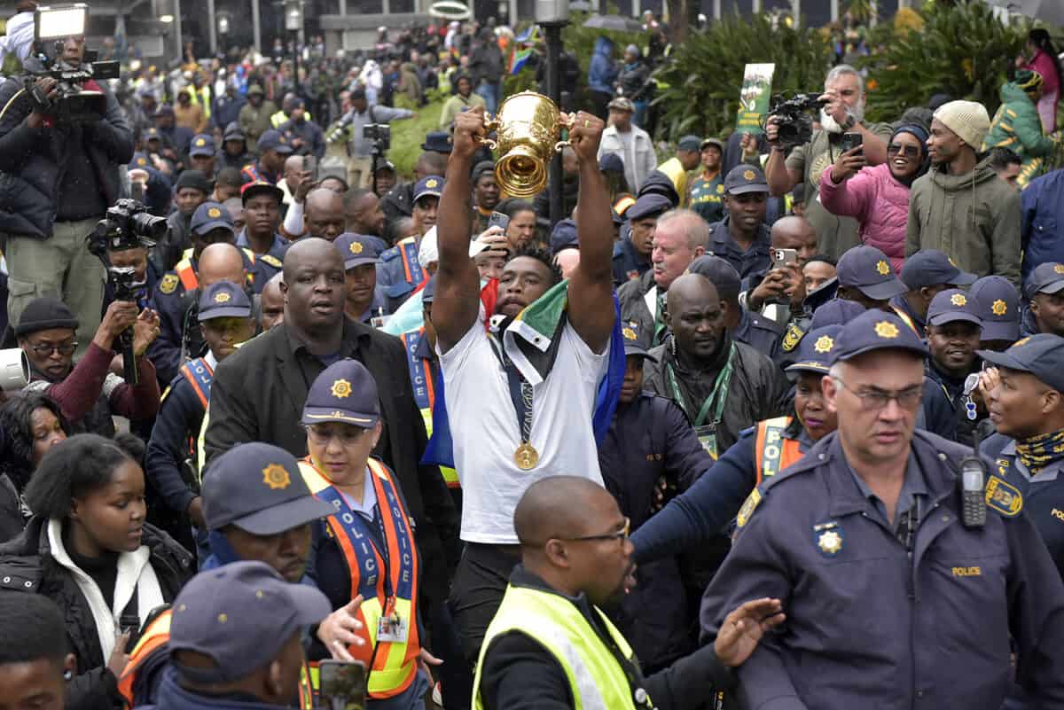 Springboks arrive home to heroes’ welcome from thousands of fans | The ...