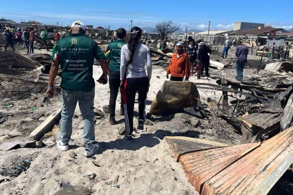 Off-duty firefighters called to battle multiple blazes in Cape Town ... Off-duty firefighters called to battle multiple blazes in Cape Town ...