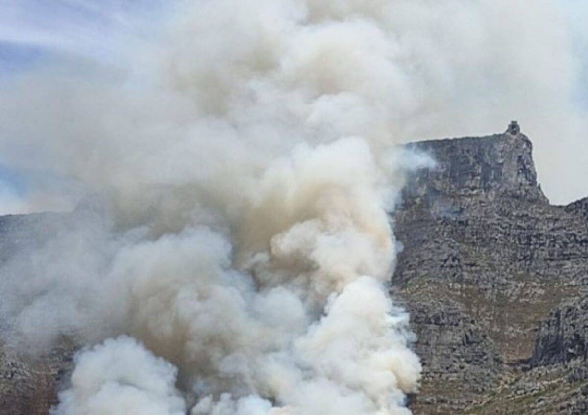 Table Mountain fire: Cable cars evacuated, Black Hawk and spotter plane ...