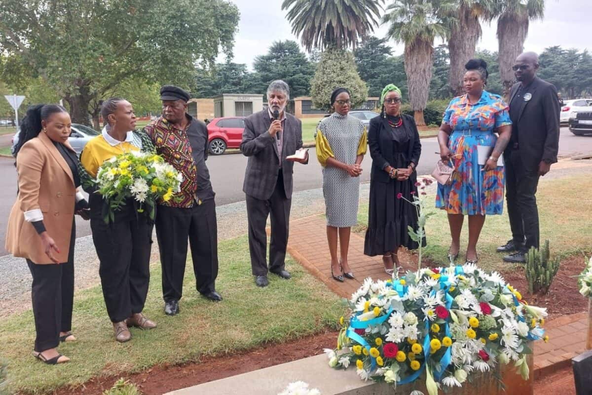 There's nothing wrong with inviting the DA to Ahmed Kathrada's grave ...