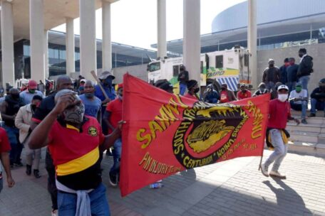 'They're working for transport and food': Samwu wants 15% or R4 000 top-up