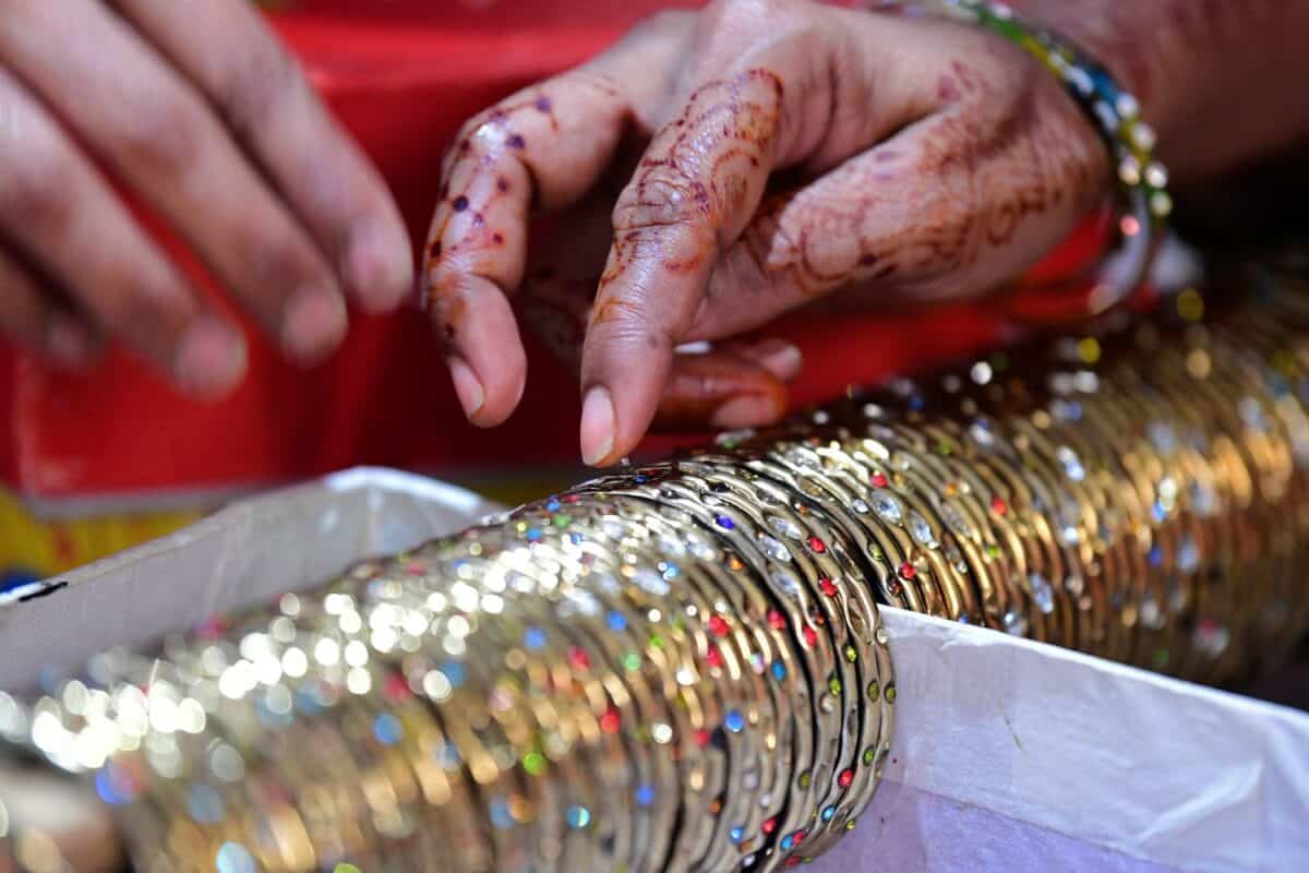 Pakistan's delicate Eid bangles go from furnace to forearms | The Citizen
