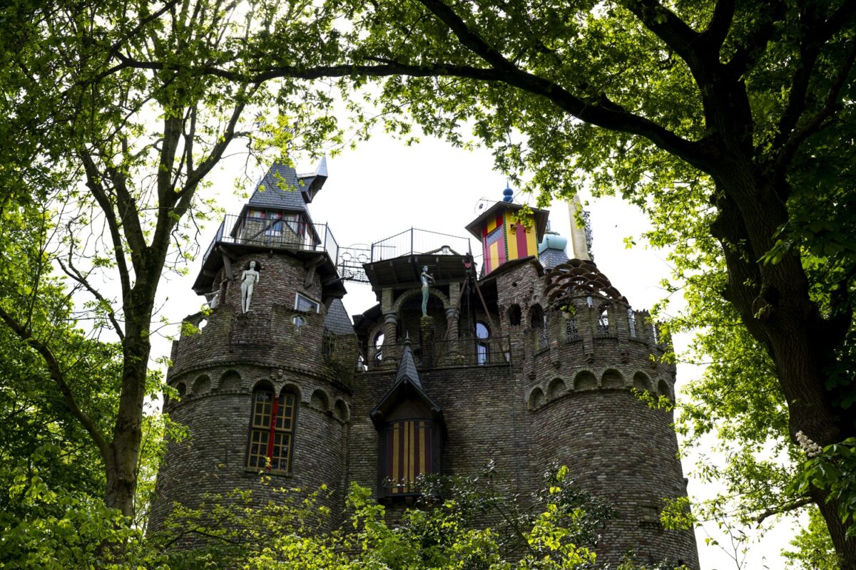 Dutchman builds huge Roman castle in garden