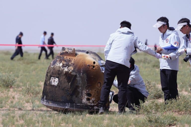 China lunar probe returns to Earth with samples | The Citizen