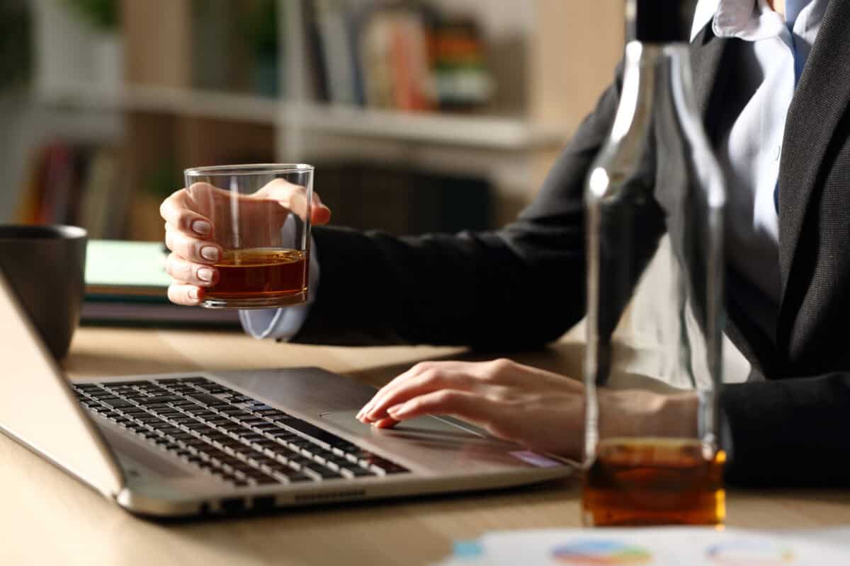 Alcohol at work: Negative impact can also affect colleagues, entire ...