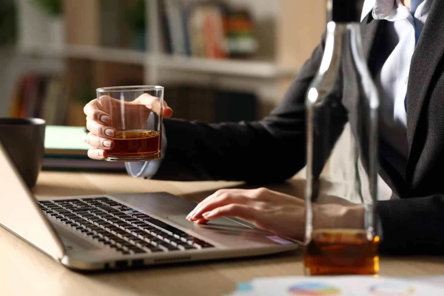 Alcohol at work: Negative impact can also affect colleagues, entire ...