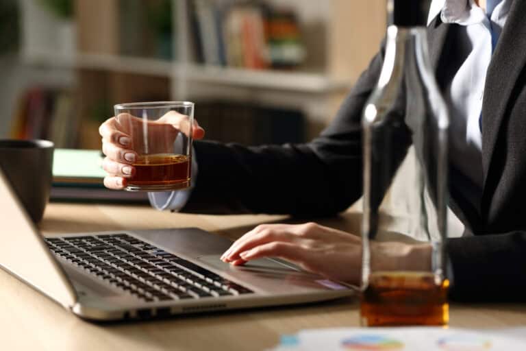 Alcohol at work: Negative impact can also affect colleagues, entire ...