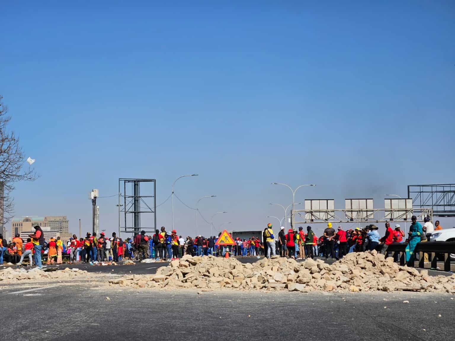 Samwu strike: Joburg highways reopen as leadership agrees to negotiate ...