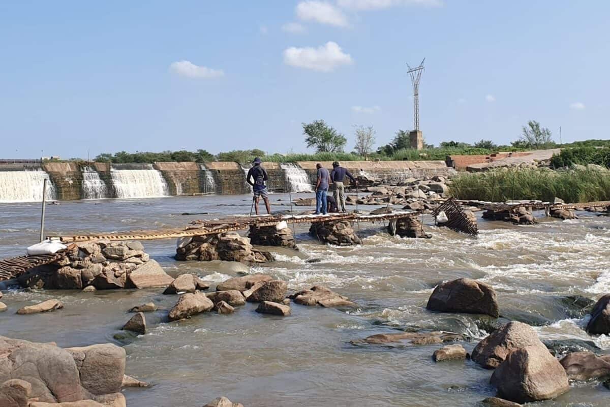 Police destroy illegal bridge on Zimbabwe border (VIDEOS) | The Citizen