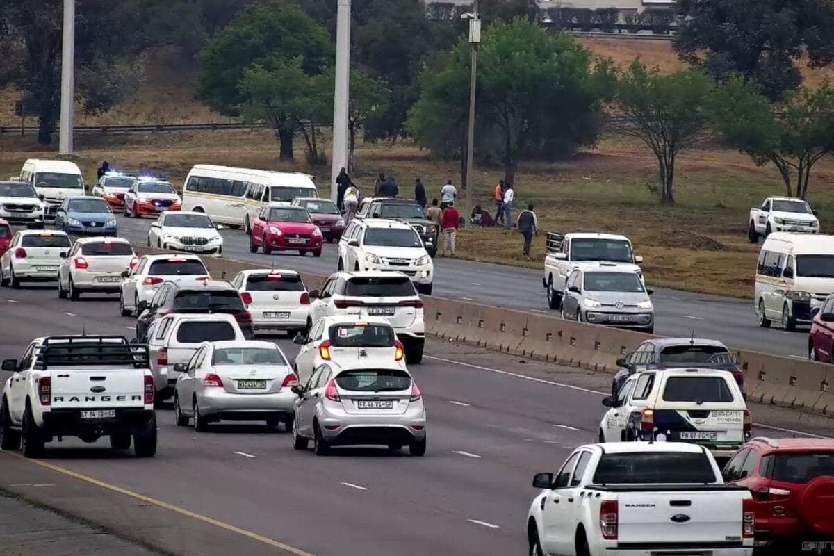 16 Injures after minibus taxi rolls on M1 highway near Buccleuch