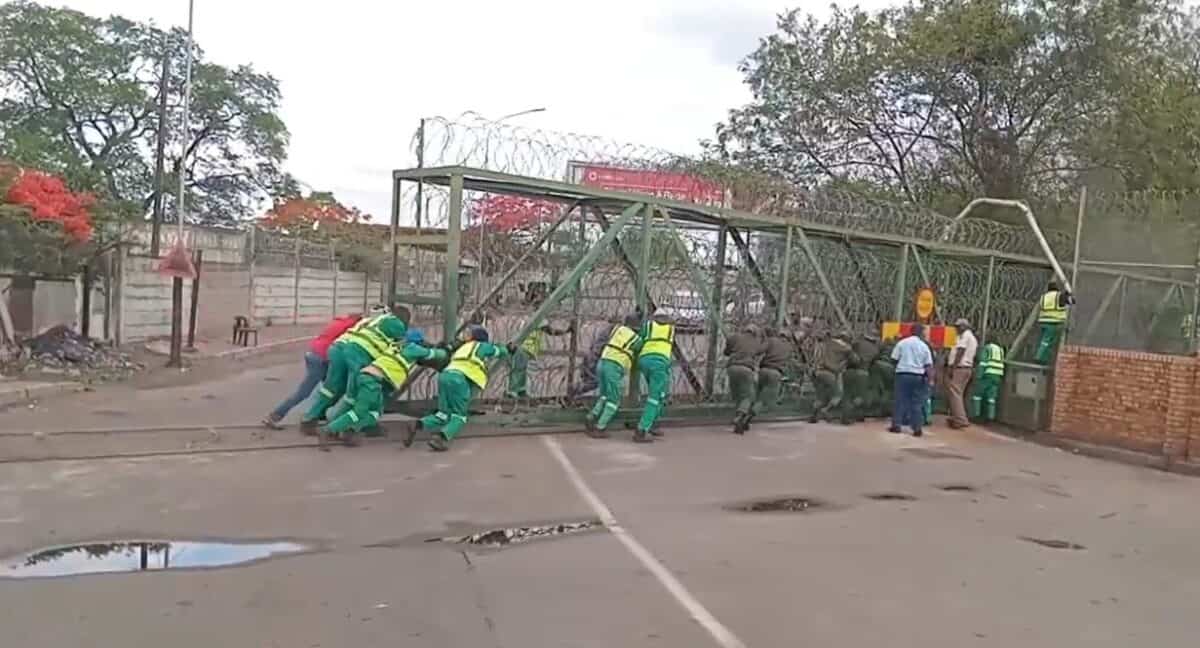 SA-Mozambique Lebombo border reopens after army deployed [VIDEO] | The ...
