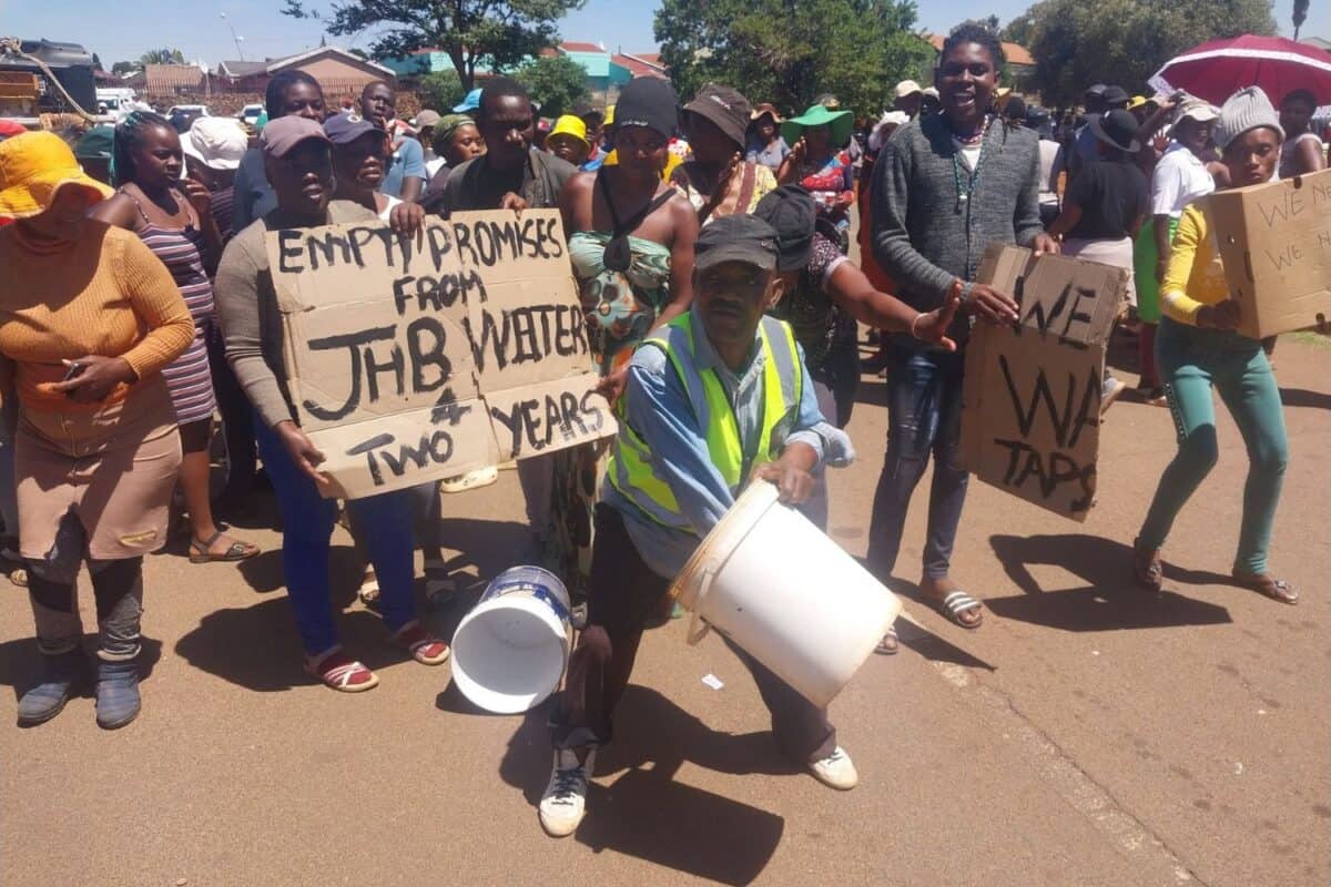 Police monitoring Phumlamqashi water protest near Lenasia South