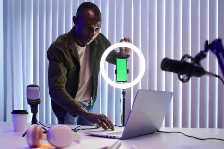 ‘Fin-influencers’ face scrutiny over financial advice | The Citizen