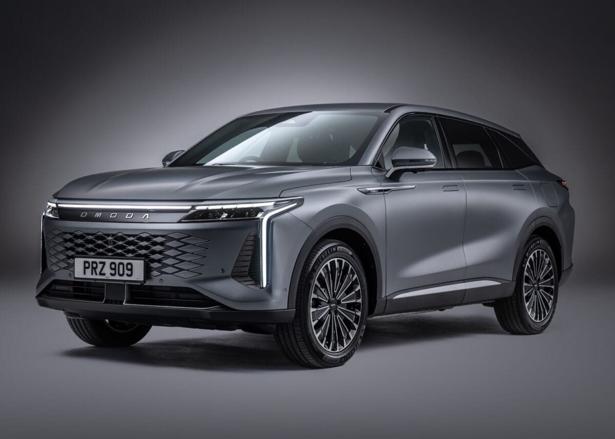 Intensely shocked plug-in hybrid Omoda C9 SHS arriving in June