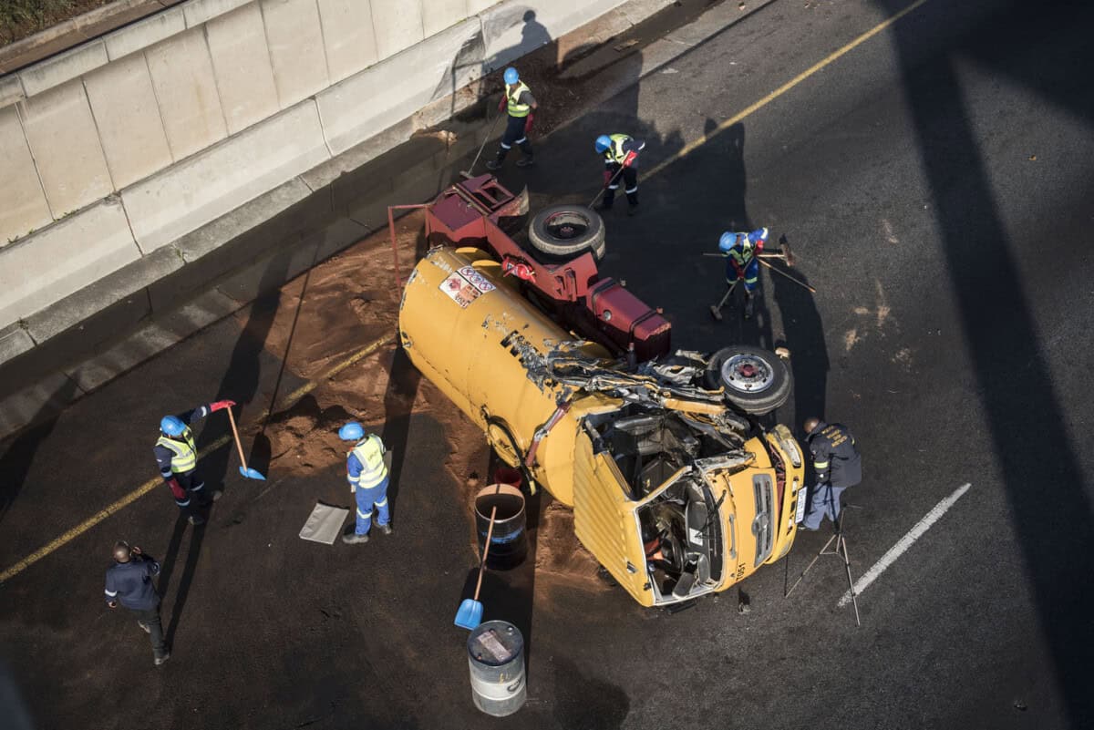 VIDEO & PICTURES: Tanker crash on N1 South causes major traffic delays ...