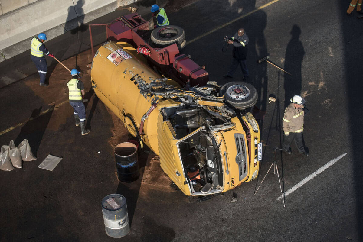 VIDEO & PICTURES: Tanker crash on N1 South causes major traffic delays ...