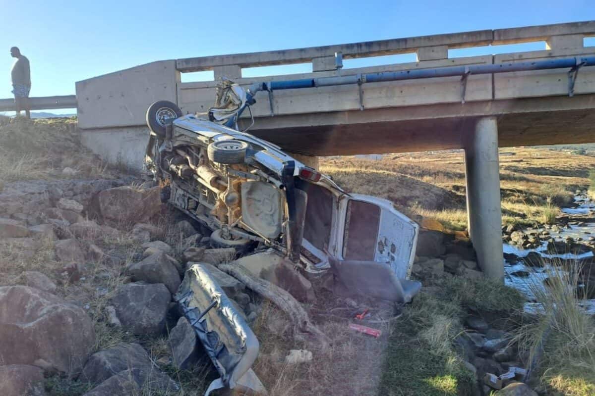 Driver flees after at least 20 children injured after taxi plunges off ...